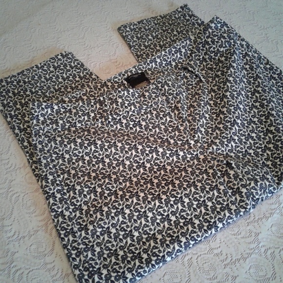 Ann Taylor Signature | Pants & Jumpsuits | Nearly New Ann Taylor Capri ...